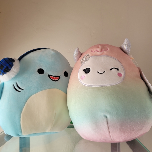 Squishmallows | Toys | Nwt Squishmallows Rainbow Yeti Yara Holiday ...